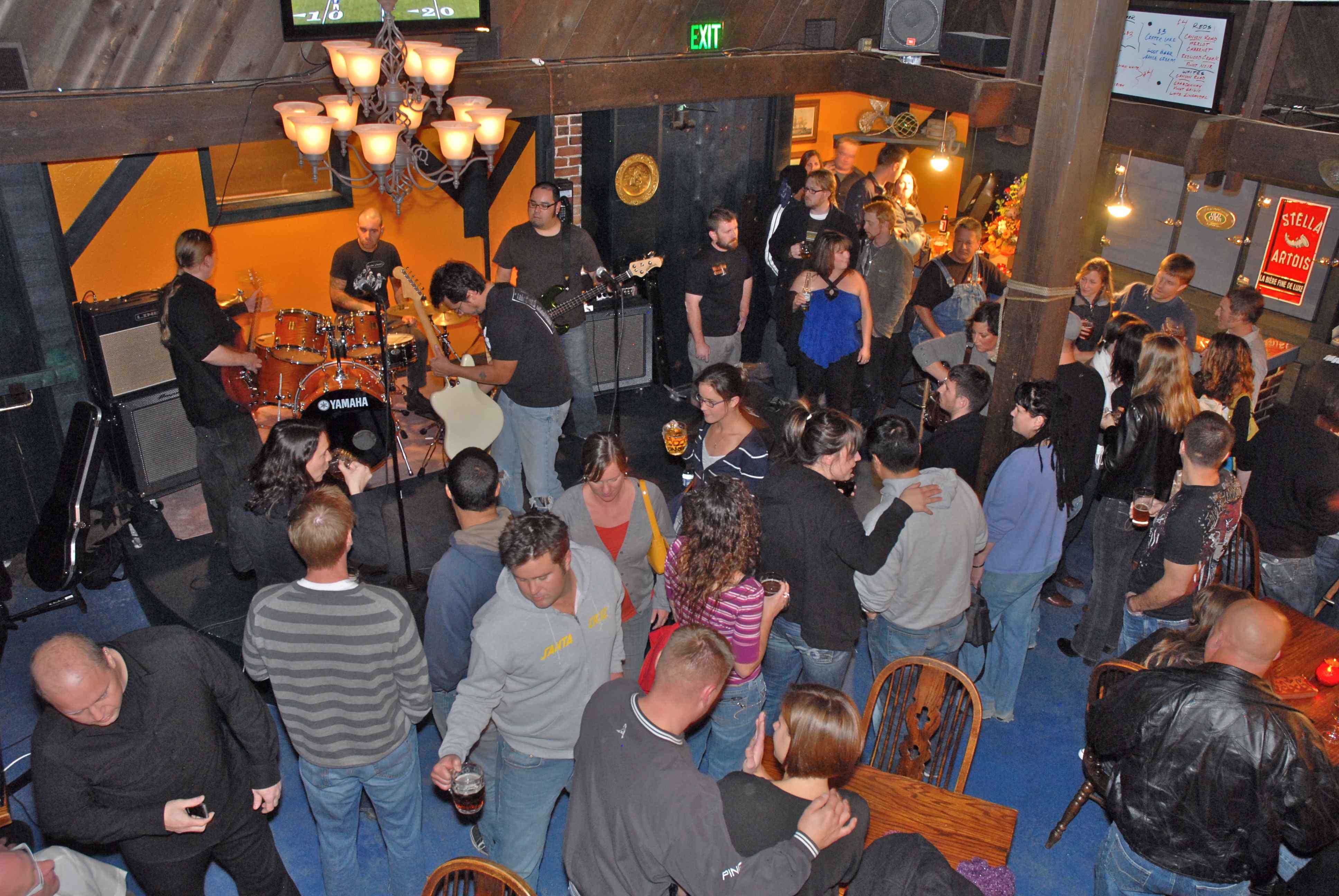 SLIDESHOW: Shipwreck Tavern on course opening night | Westside Seattle