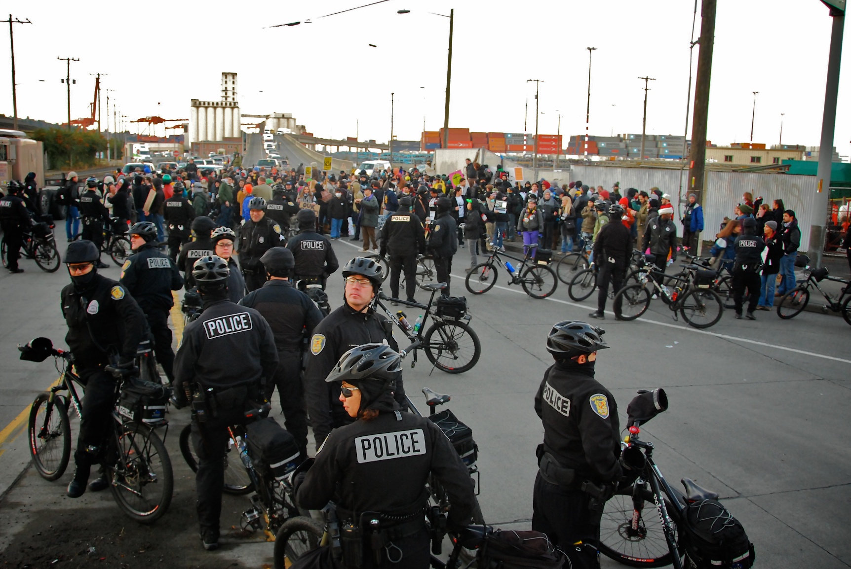 SLIDESHOW- UPDATE 4: Occupy protesters create blockades at Port ...