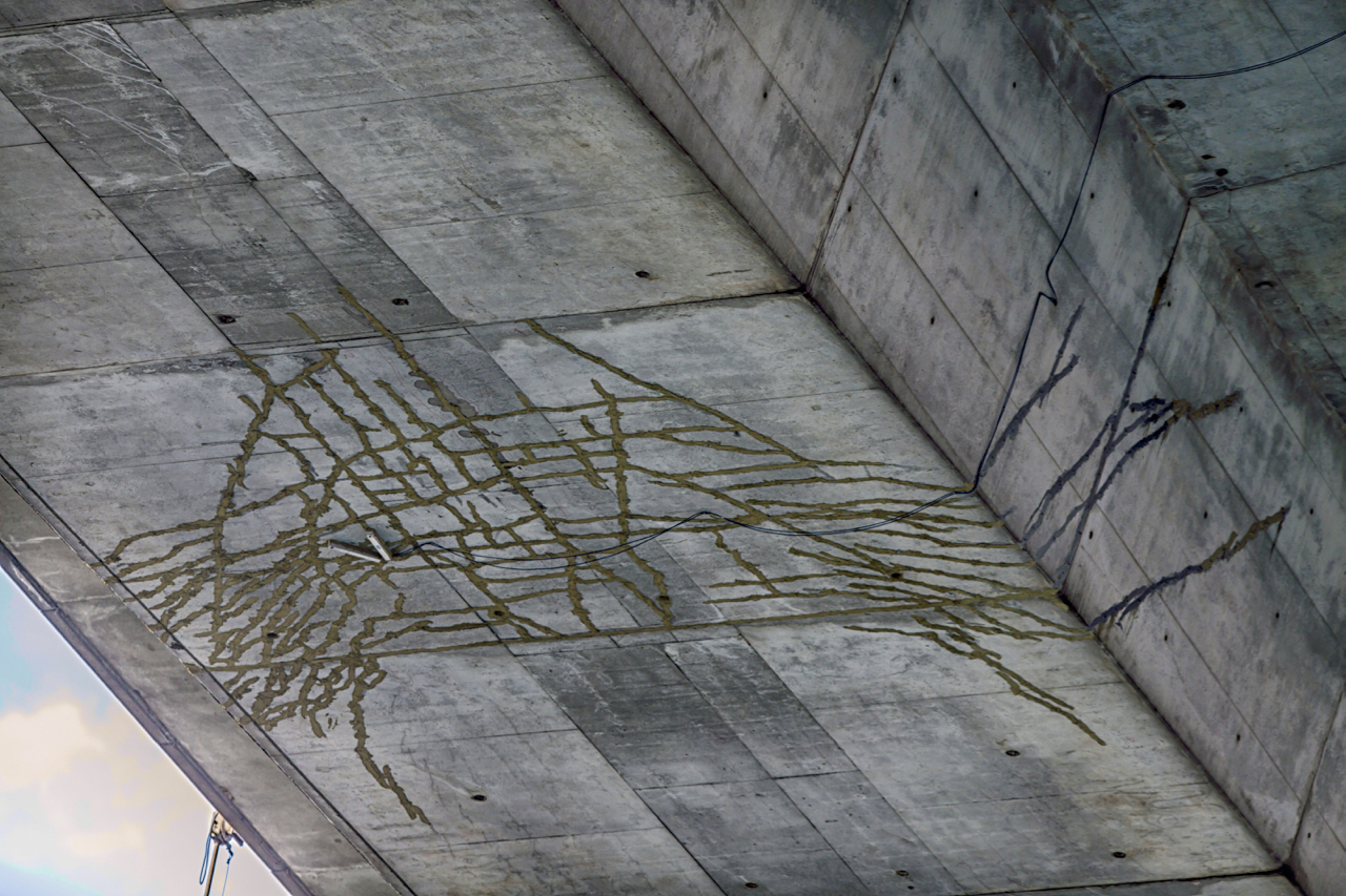 West Seattle Bridge to close indefinitely; Cracks at attachment points ...