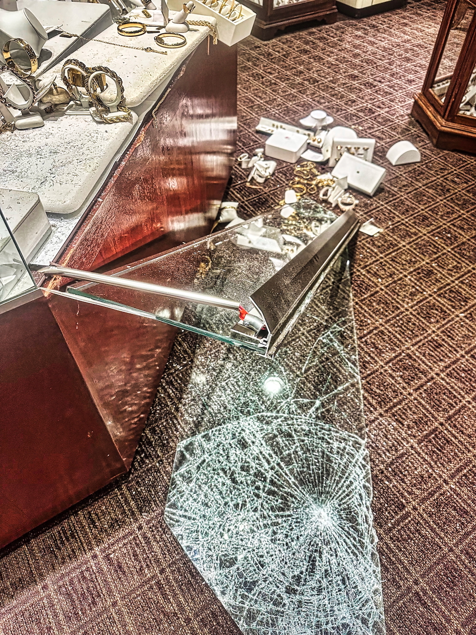 Update: Menashe and Sons Jewelers robbed in dramatic daylight break in ...